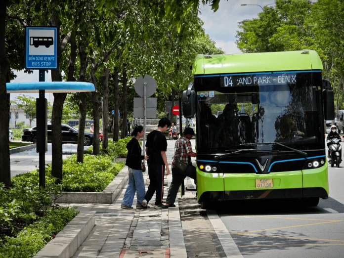 Thông tin giá vé, tuyến chạy xe bus TpHCM mới nhất 2025